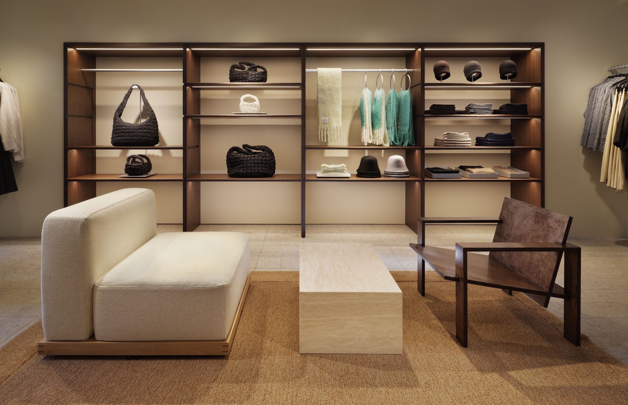 COSが東京の青山旗艦店をリニューアルオープン: 革新的な店舗コンセプトに加え、 アーティストiris issen氏や彫刻家三沢厚彦氏の作品を ...