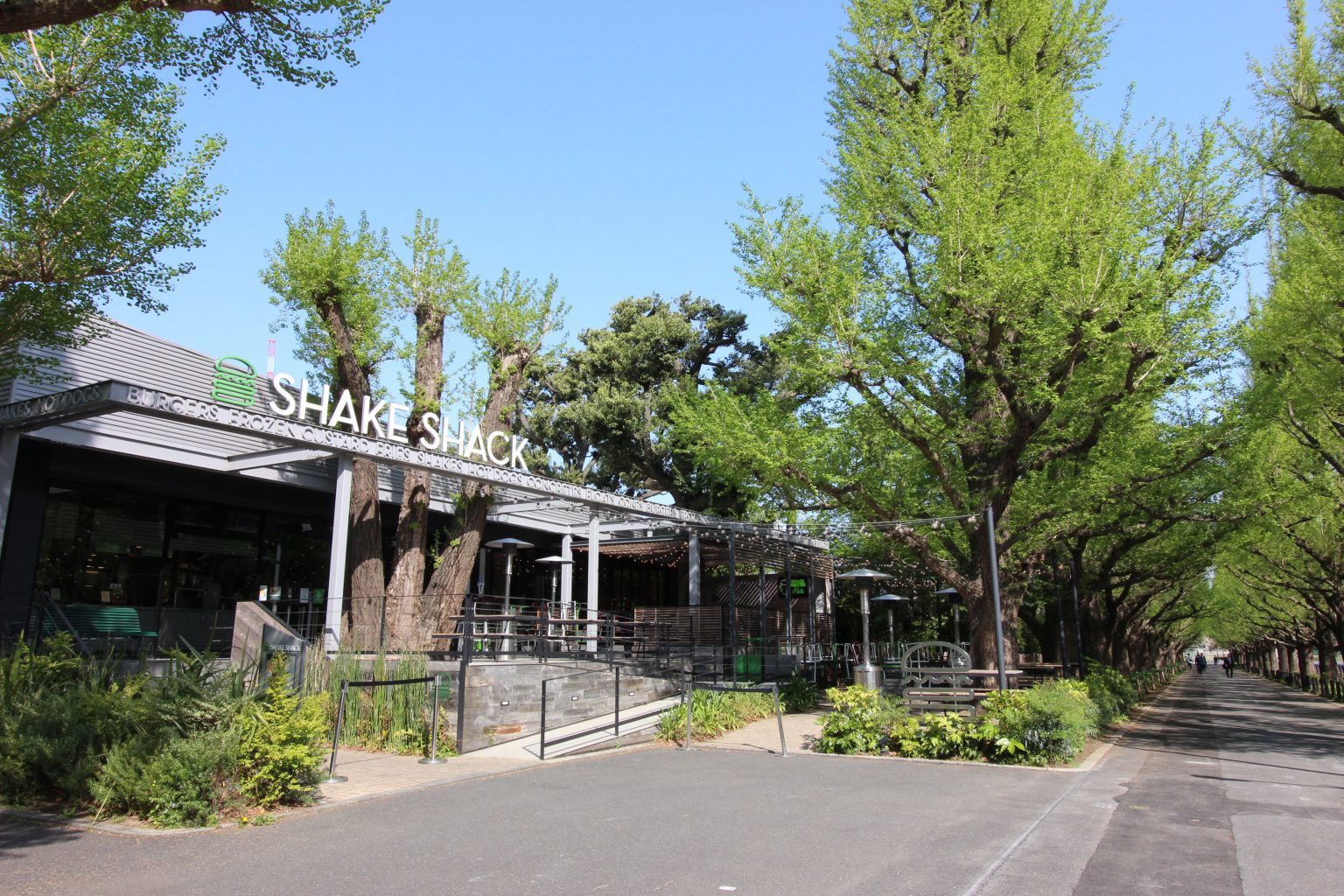 【Shake Shack】こだわりの自家製シーザーソースを使用した“ファインカジュアル”な日本初登場＆期間限定メニュー「チキンシーザーバーガー ...